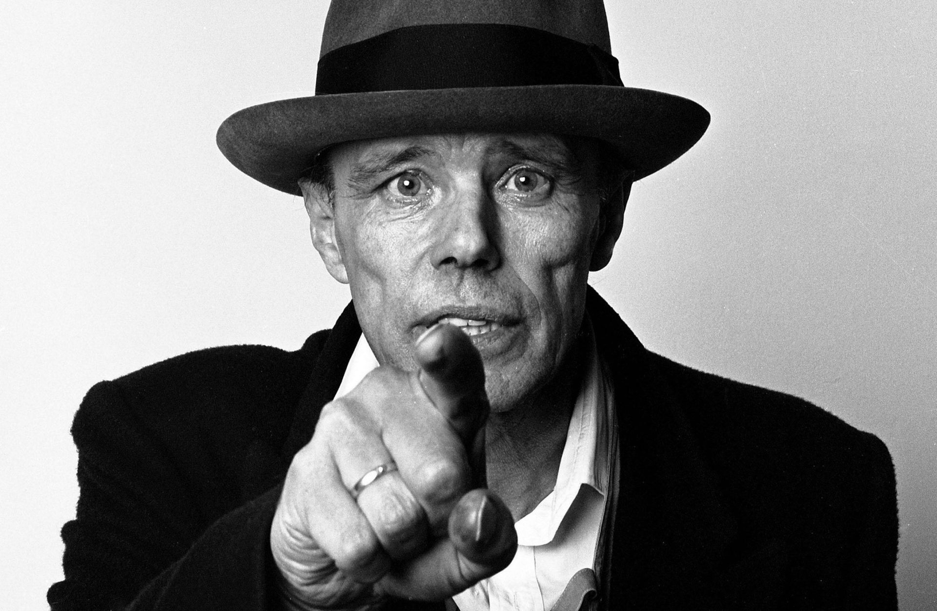 Joseph Beuys: vom erweiterten Kunstbegriff zum Mythos | MDR Kultur ...